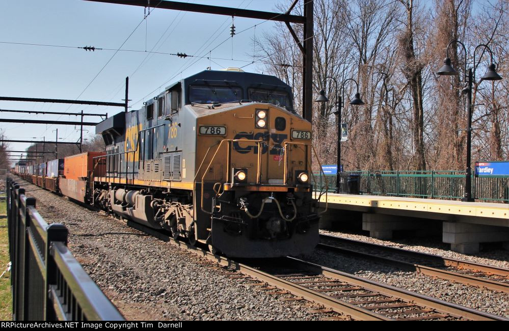 CSX 786 leading Q032